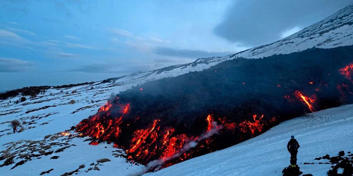 Touristen auf Selfiejagd bringen sich am Ätna in Gefahr - Weltchronik ...