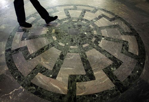 Wie ein Obskurant aus Wien Runen zu Symbolen der Nazis machte ...