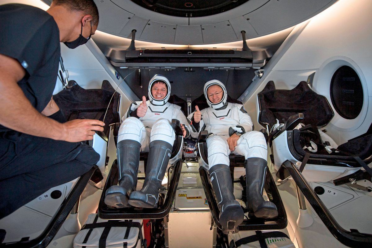 Astronauten mit Space-X-Raumschiff wohlbehalten auf der Erde gelandet ...