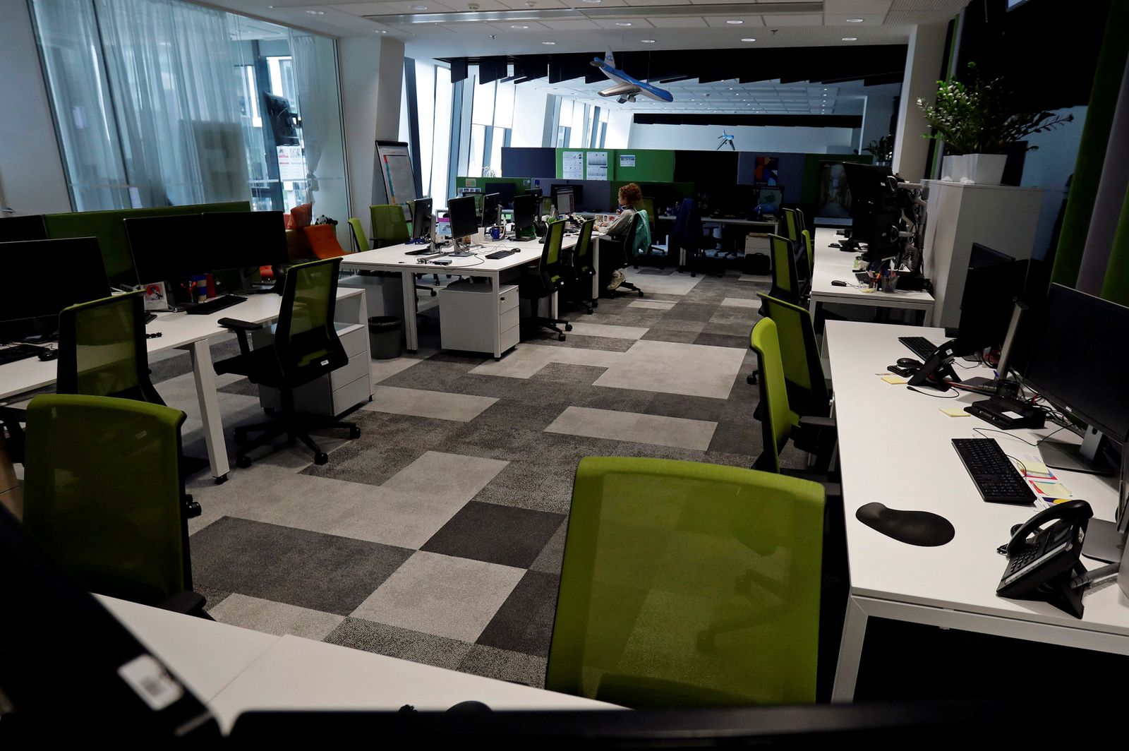 Fast leere Büros bleiben normal – doch Hybridarbeit strengt auch an ...