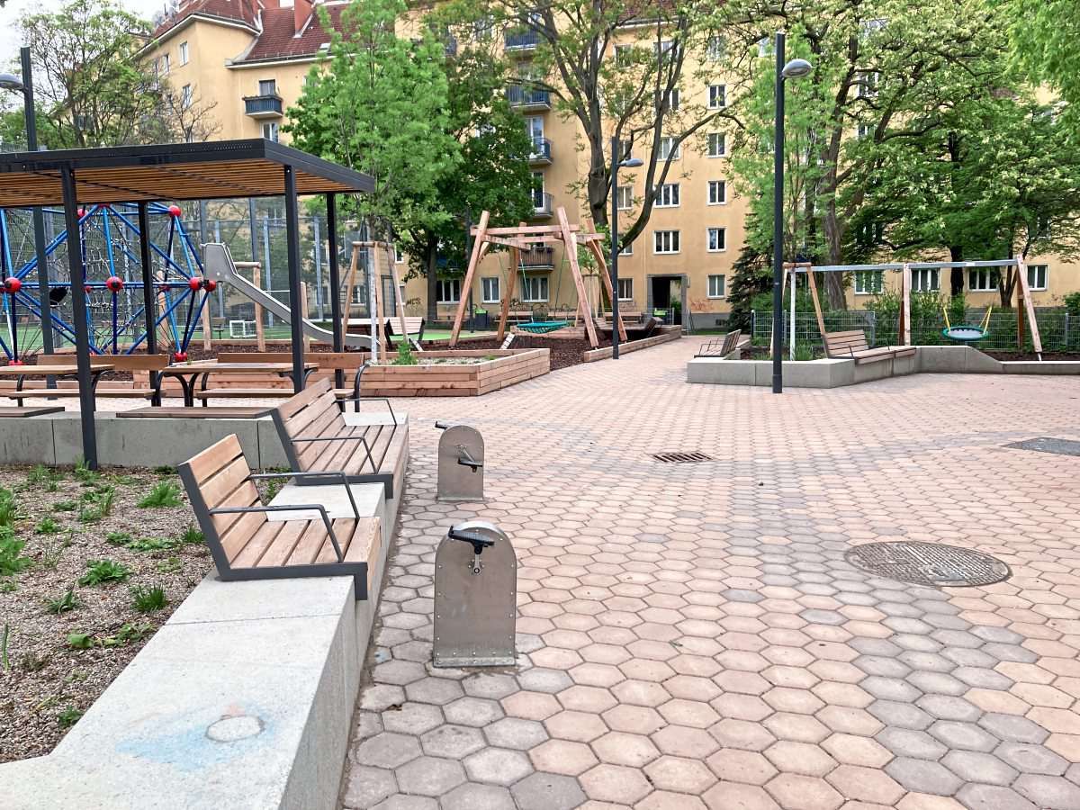 Gebrauchsanleitung für den Spielplatz: Raufheben verboten, Hinfallen ...