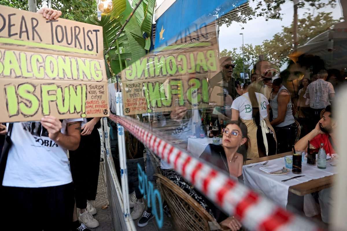 Demonstrierende Katalanen schießen mit Wasserpistolen auf Touristen ...