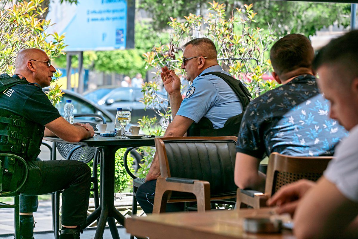 Flaggen, Gewalt und absurdes Theater im Norden des Kosovo - Europa ...