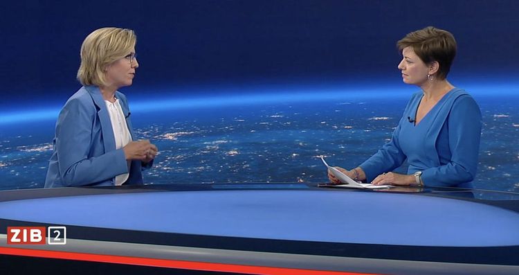 Gewessler in der "ZiB 2": Grüner Wahlkampf in kühlem Blau ...