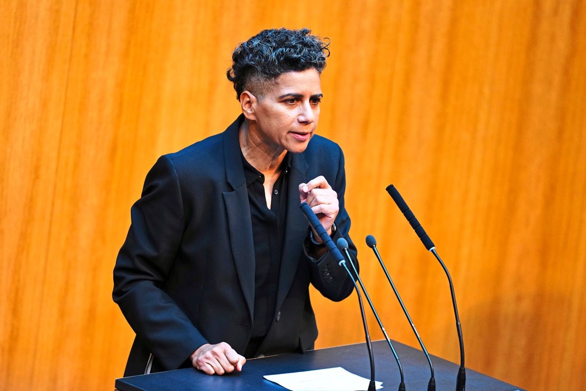 Grüne: Faika El-Nagashi tritt aus der Partei aus - dieStandard ...