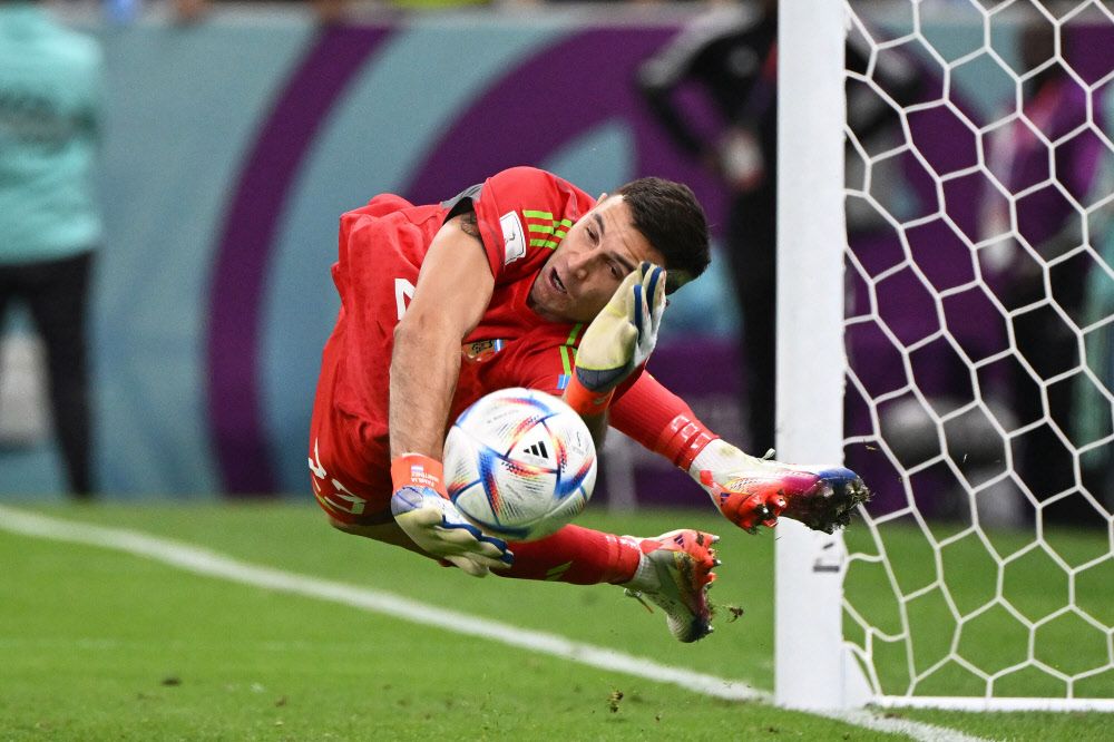 Messi im Semifinale: Argentinien schlägt Niederlande im ...