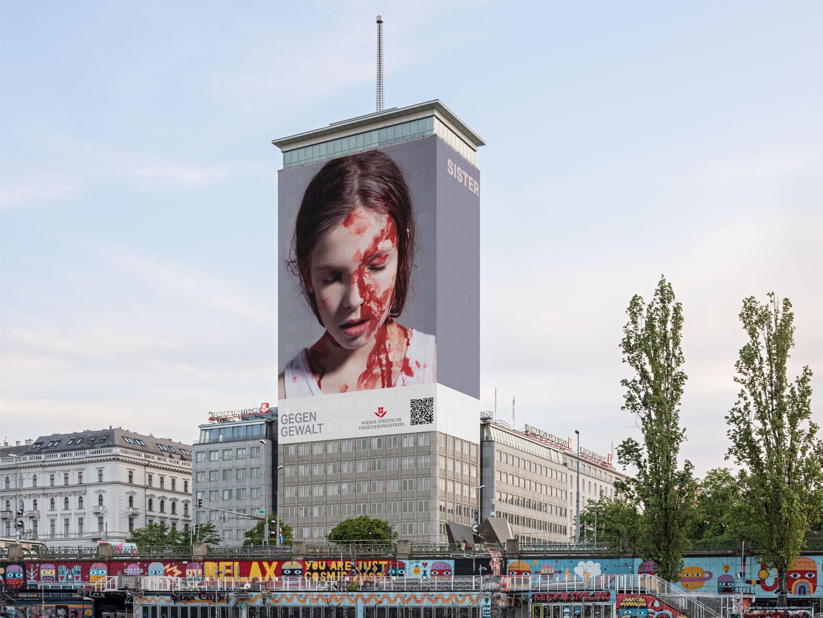 Provokateur Gottfried Helnwein verhüllt wieder den Ringturm in Wien ...