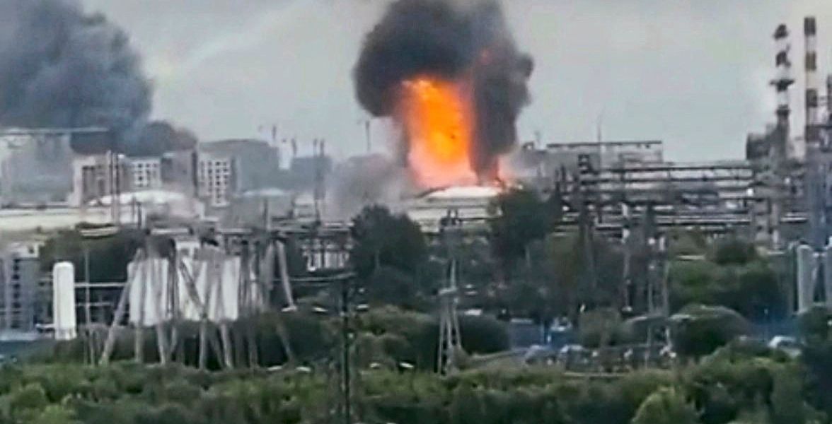Dichte Rauchschwaden nach ukrainischem Angriff auf Moskaus größte ...