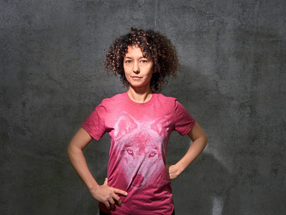 Mika Rottenberg: In den Tunneln, die Menschen verbinden - Bildende ...