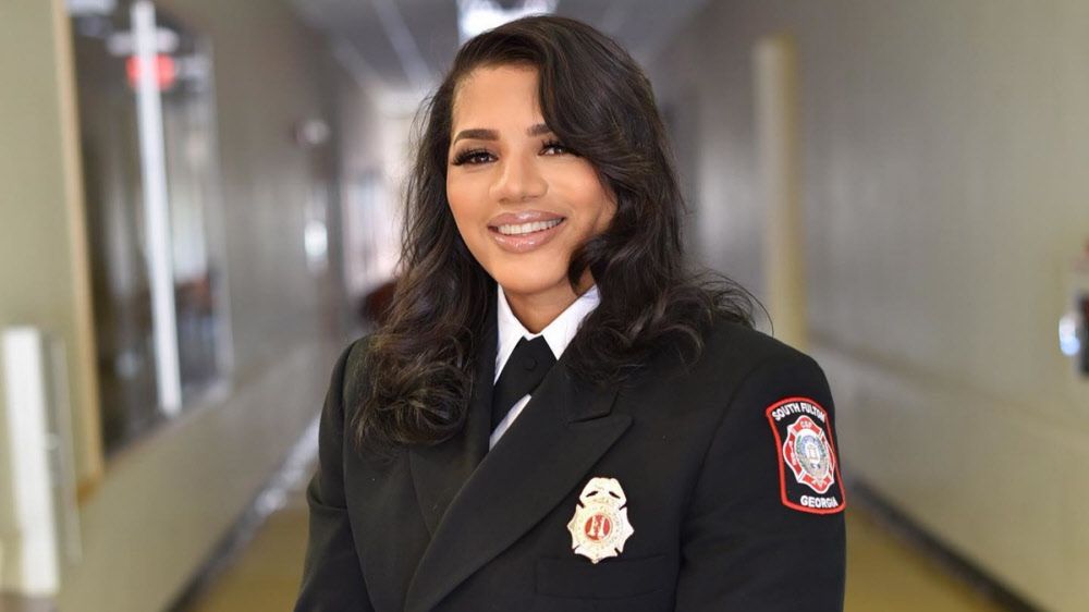 Feuerwehr-Pionierin Andrea Hall leistet den Fahneneid in Washington ...