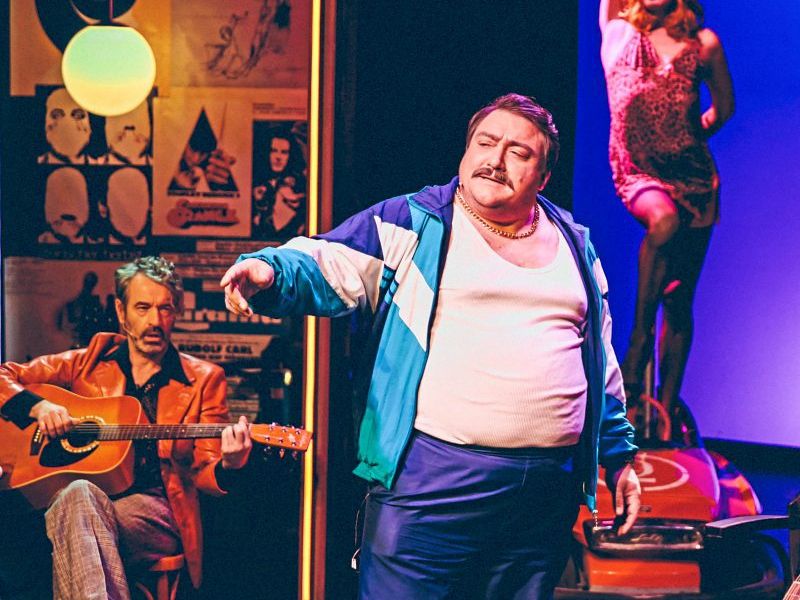 "Jö Schau" würdigt Georg Danzer im Rabenhof: Schmäh mit Army-Drill ...