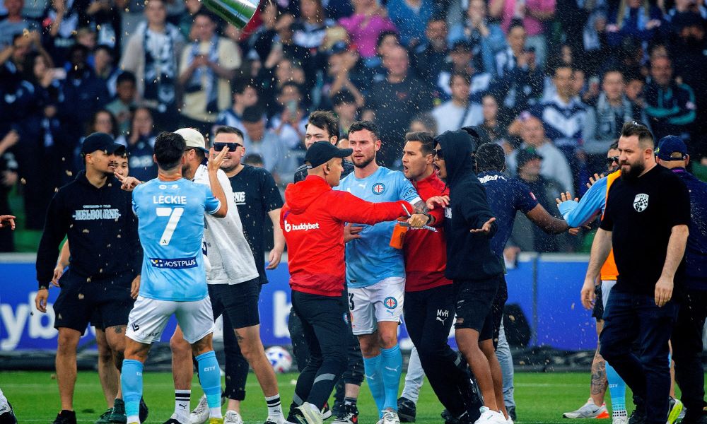 Spielabbruch nach Fan-Randalen beim Melbourne-Derby - Fußball ...