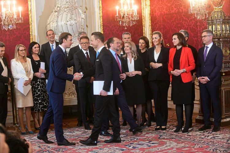 Urkunden, edles Schreibgerät und eine Tschick: Von der Kunst der ...