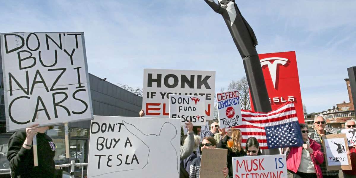 "Fast, faster, fascist": Anti-Tesla-Demonstranten sorgen sich um die ...