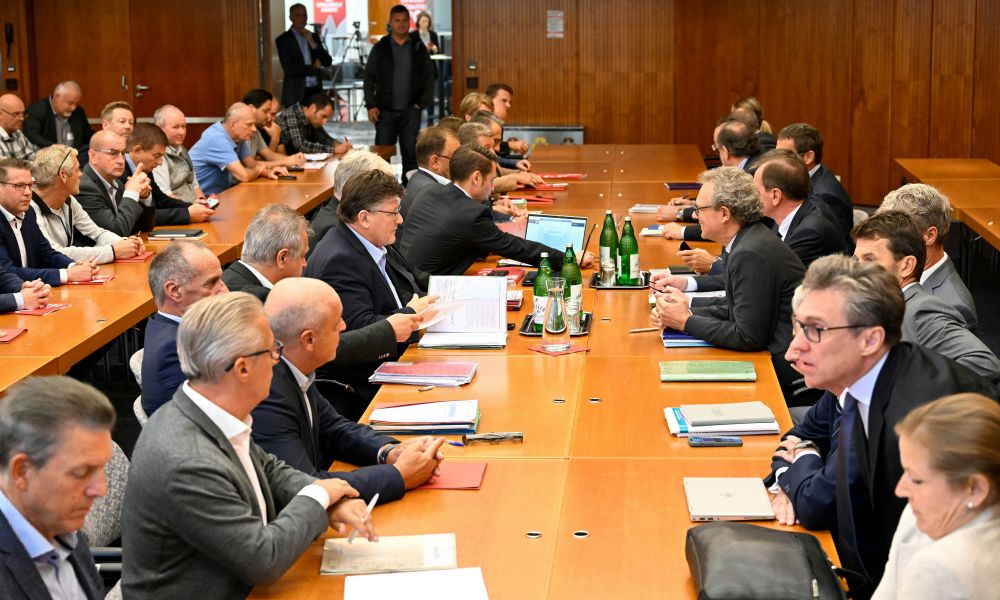 Metaller Fordern 10 6 Prozent Mehr Lohn Und Gehalt Einkommen