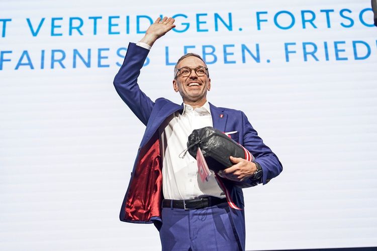 Ein blauer Parteitag als heilige Messe: FPÖ betet Kickl als Messias an - Sandra Schieder ...