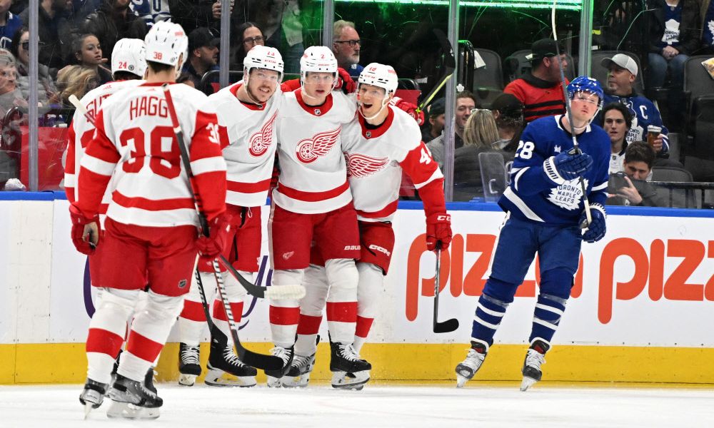 Marco Kasper feiert Debüt in der NHL bei den Detroit Red Wings ...