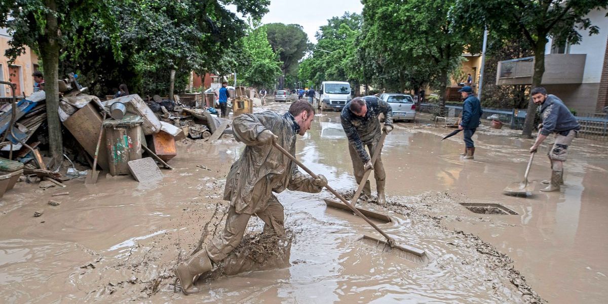 Nach den Überschwemmungen kommen in Italien die "Engel des Schlamms ...