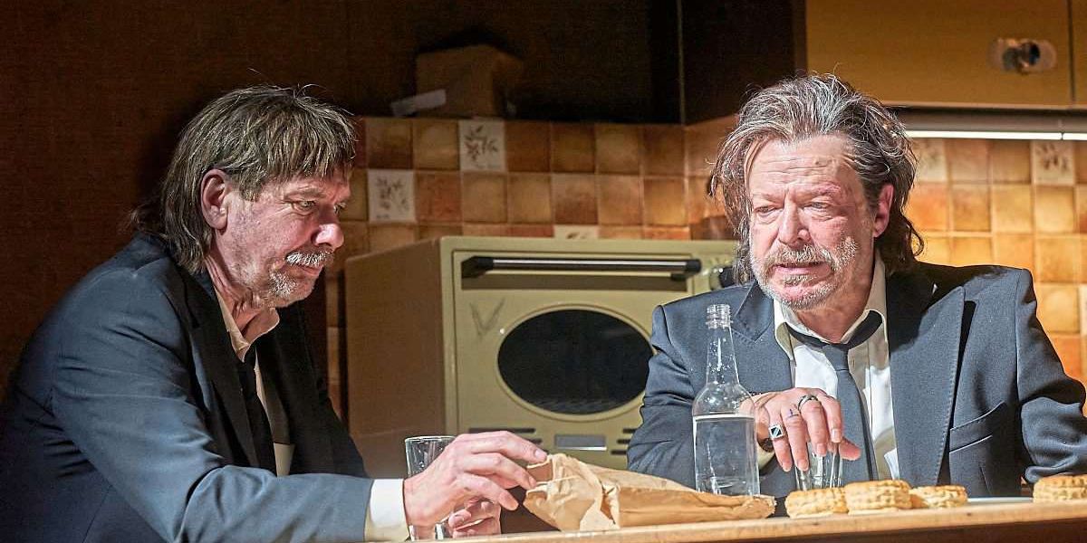 Erbitterter Chips-Krieg erwachsener Männer im Akademietheater - Theater ...