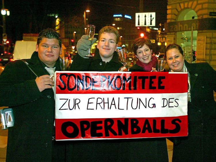 Hitler-Kostüm, Flugblattregen, Demo: Wie gegen den Opernball ...