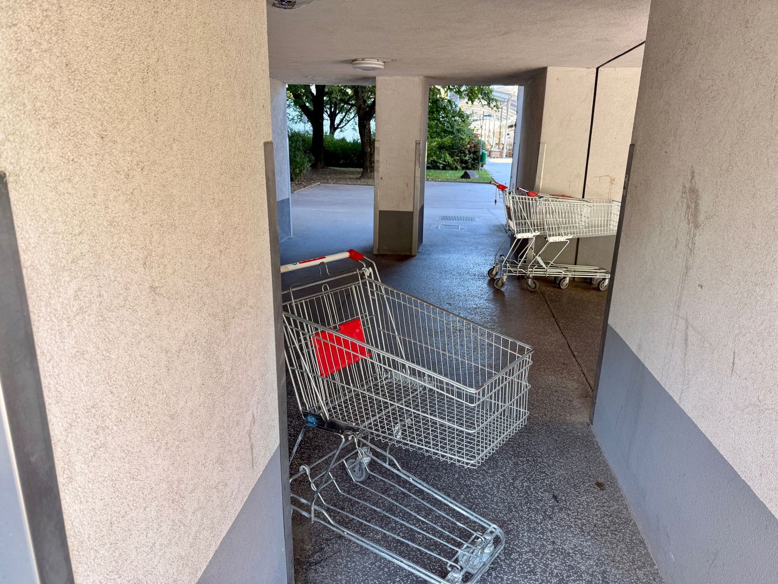 Wiener Wohnen und Spar gehen gegen illegal abgestellte Einkaufswagerln ...