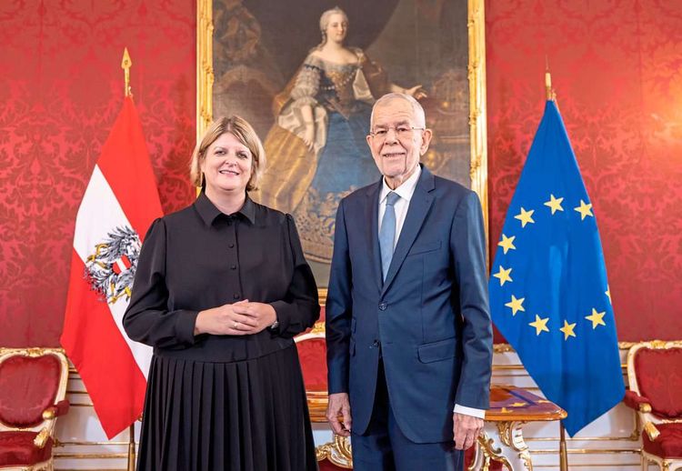 Elisabeth Schwetz von Van der Bellen als Volksanwältin angelobt ...