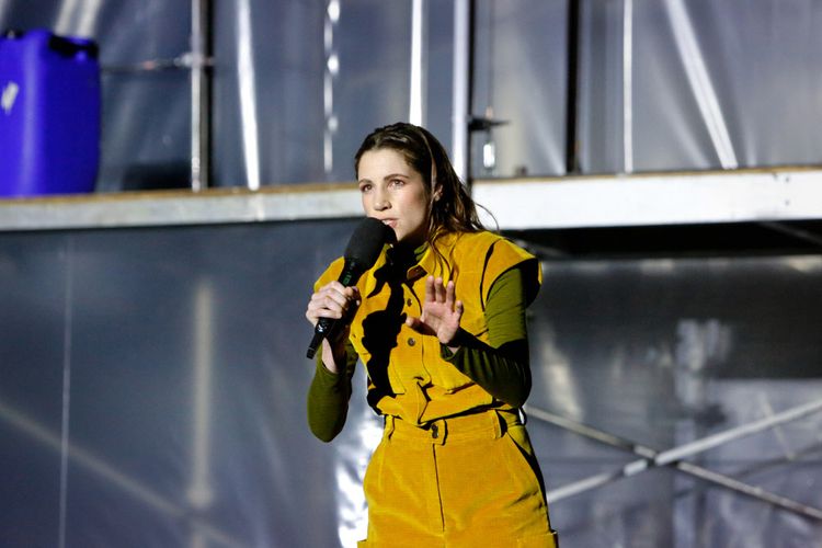 "Black Flame" im Volkstheater: Zerstörerische Kraft vom "Dinosaft ...