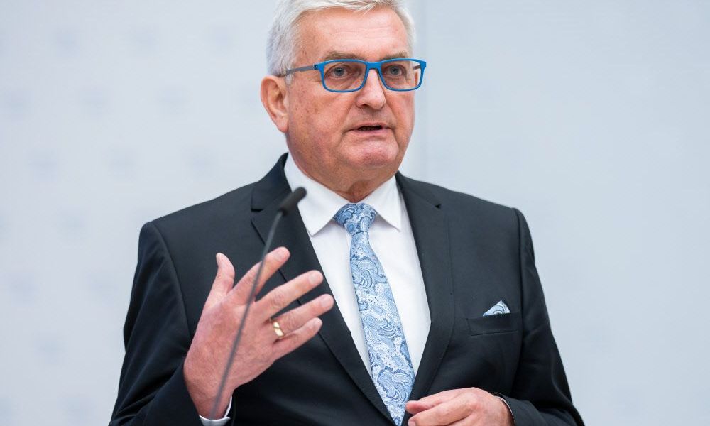 "Mini-Dubai", lange Gesichter und ein ruhender Alfred Riedl ...