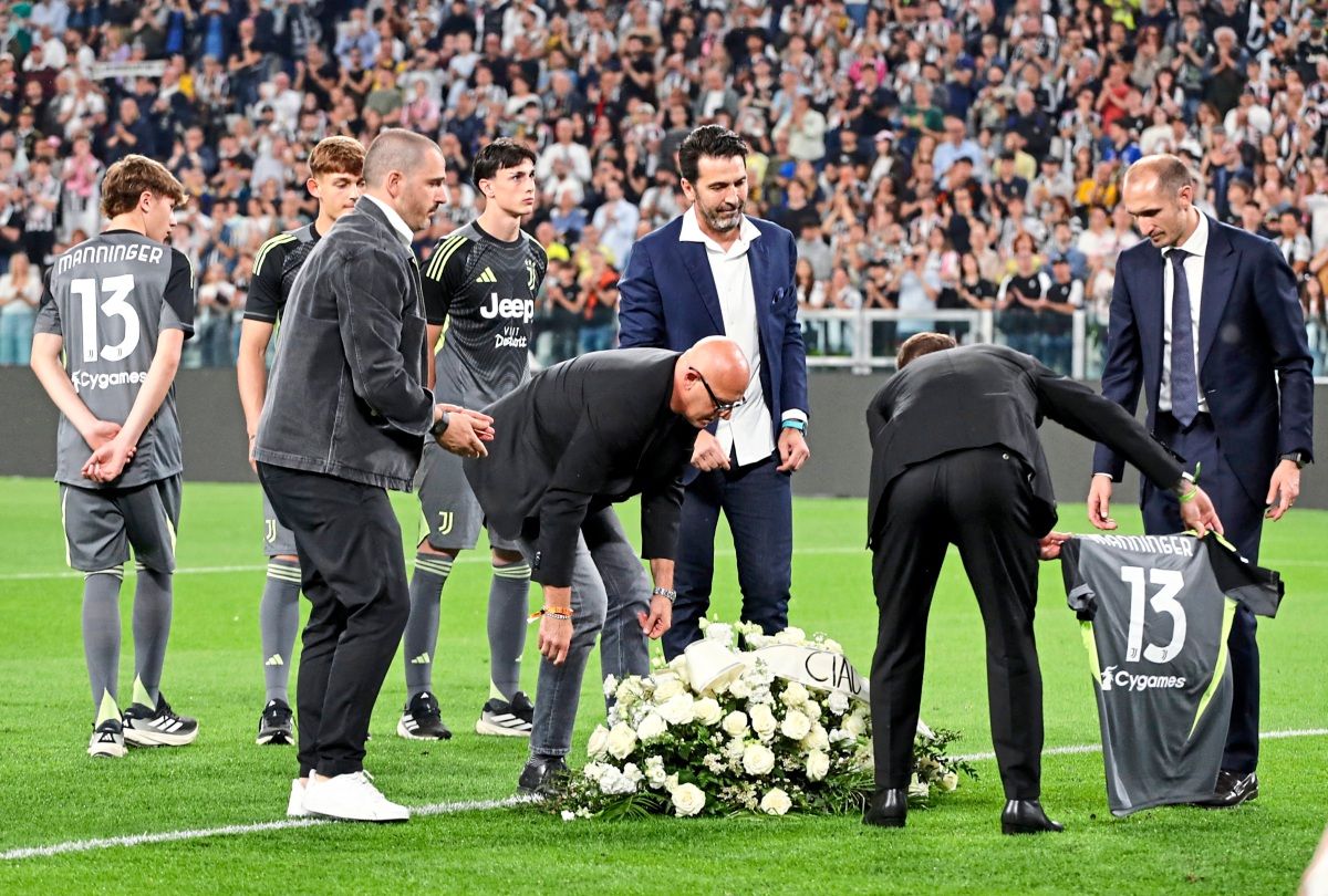 Bewegende Würdigung von Juventus für den verstorbenen Alexander ...