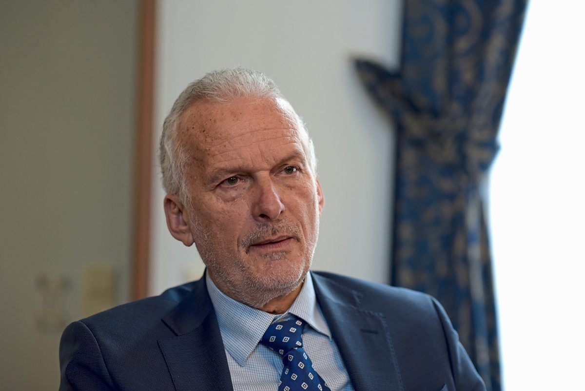 Minister Moser sieht seine Funktion als verfassungskonform an - Staat ...