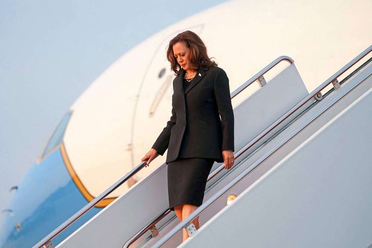 Kamala Harris' Vize-Entscheidung muss im Schnelldurchlauf fallen - USA - derStandard.at ...