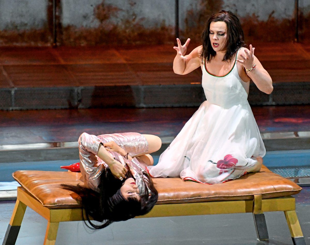 Neue Elektra: "Kalte Powerfrau und zerbrechliches Mädchen" - Salzburger ...