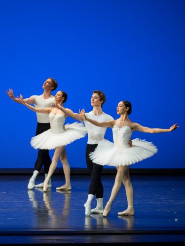 Zu Mittag spitzenmäßig brav gewesen - Tanz & Performance - derStandard ...