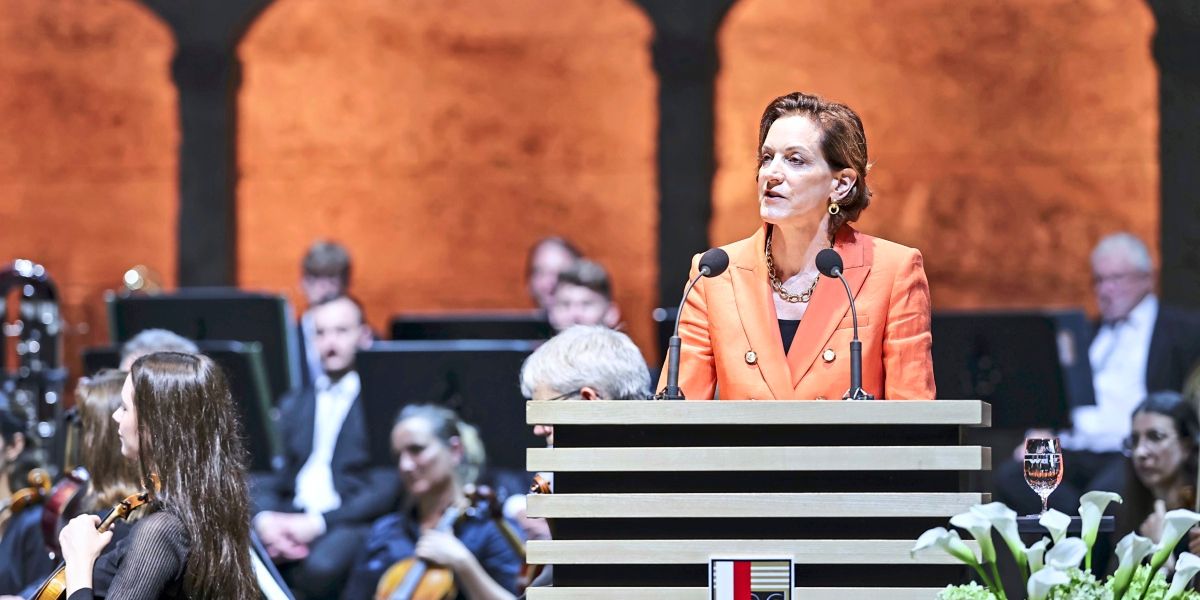 Historikerin Applebaum: "Österreich sollte der Nato beitreten" - Europa ...