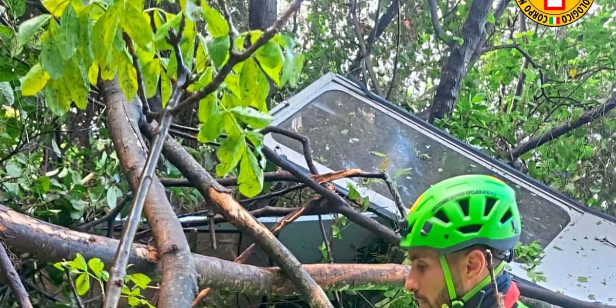 Seilbahnunfall in Neapel, vier Todesopfer - Weltchronik - derStandard ...