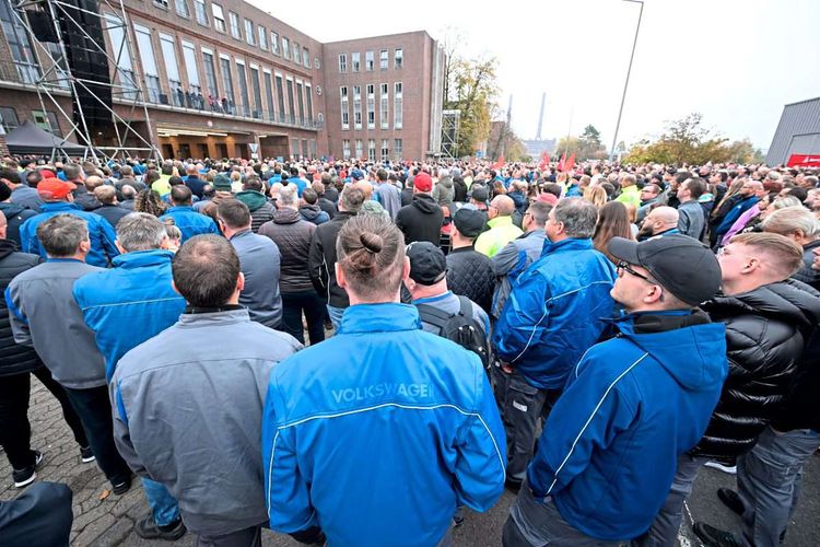 Betriebsrat: VW will drei Werke in Deutschland schließen, zehntausende Jobs wackeln ...