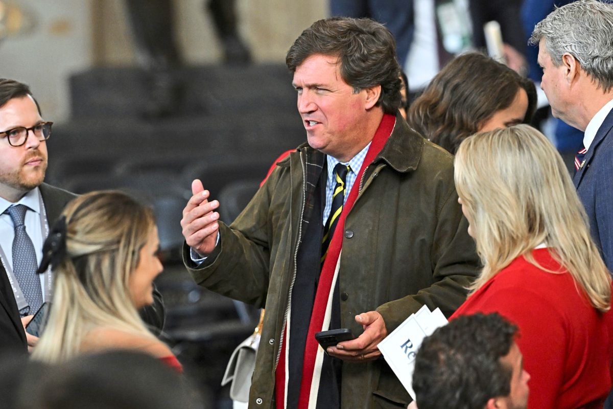 Tucker Carlson hat Angst, die CIA könnte ihm Missbrauchsmaterial ...