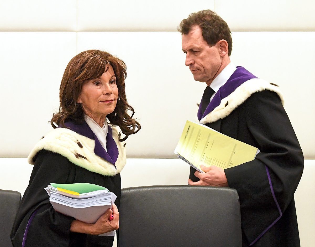 Brigitte Bierlein: Die Erste Österreichs - Österreich - derStandard.de ...