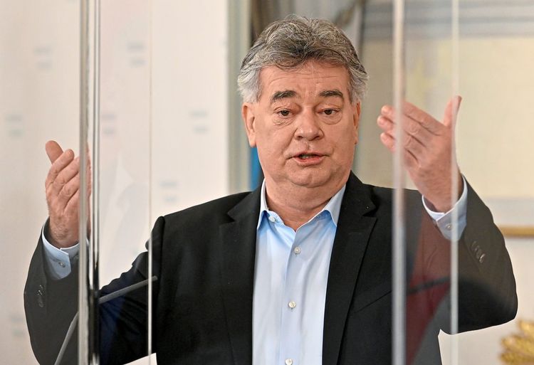 Nicht die Luft anhalten: Richtig atmen beim Krafttraining - Gesundheit ...