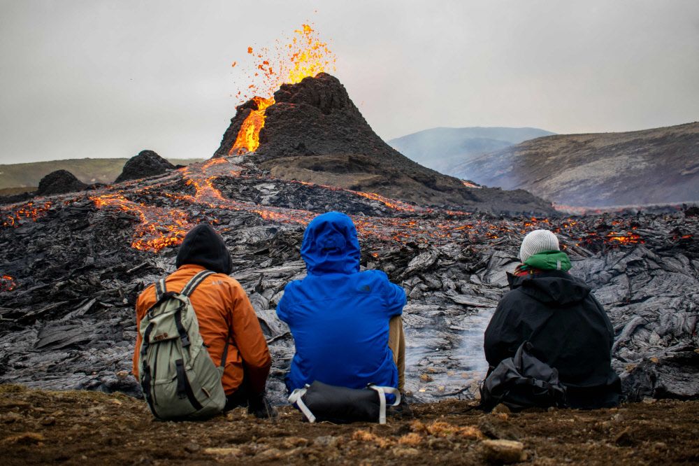 Flug durch Lava: Unglaubliche Drohnenbilder von ausbrechendem Vulkan ...