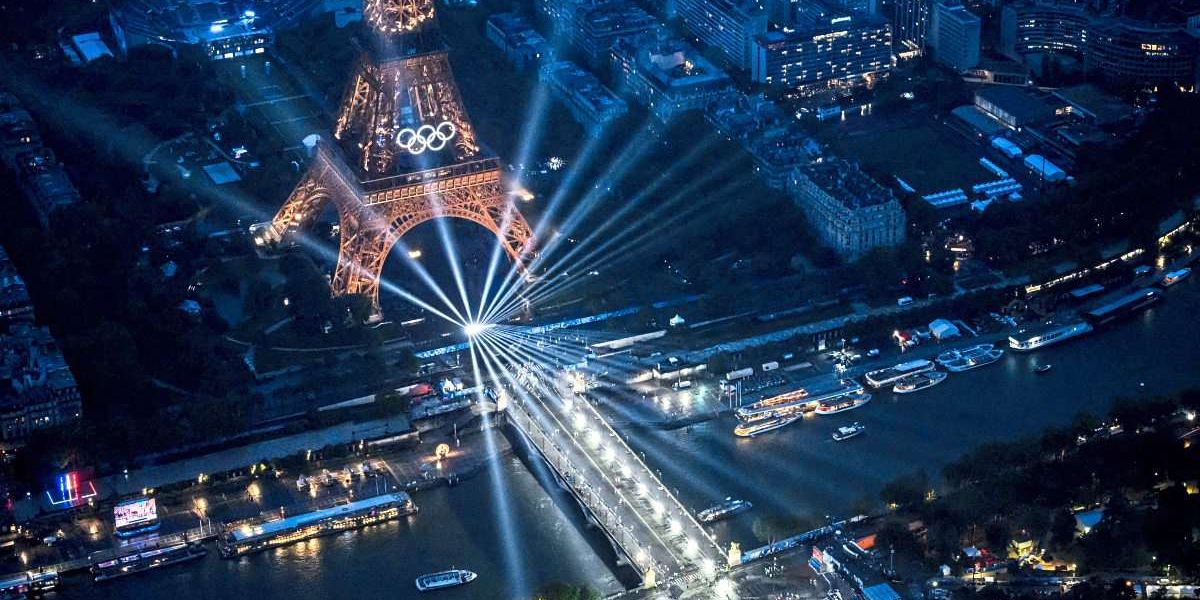 Spiele der XXXIII. Olympiade in Paris mit einer Schiffsparade auf der ...