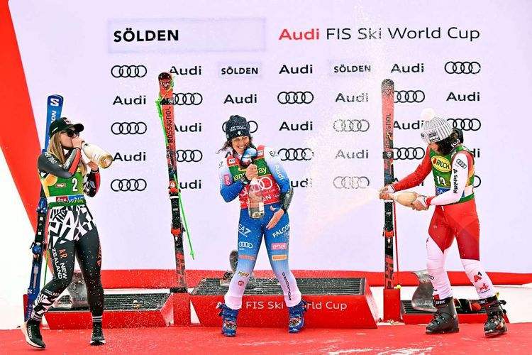 Julia Scheib fährt im Riesentorlauf von Sölden auf den dritten Platz ...