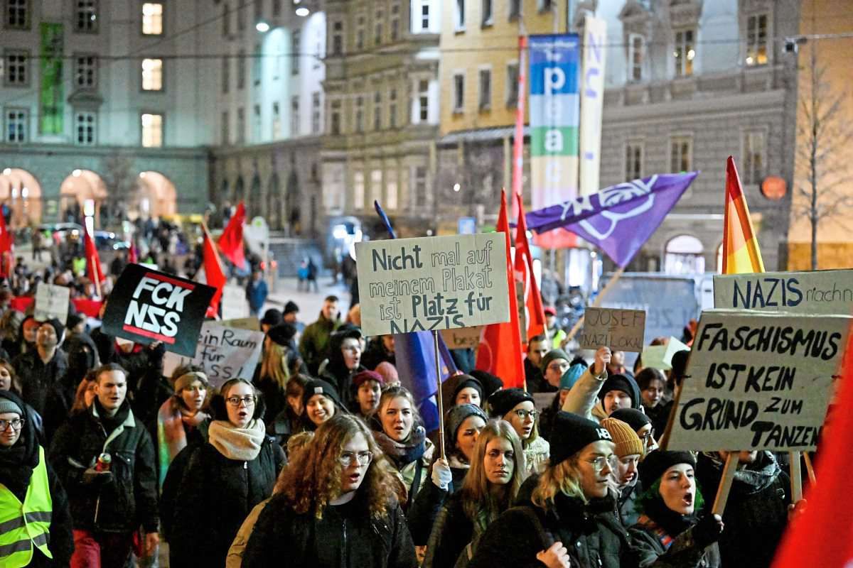 "Don't kiss Schmiss": 2.800 bei Demo in Linz gegen Burschenbundball ...