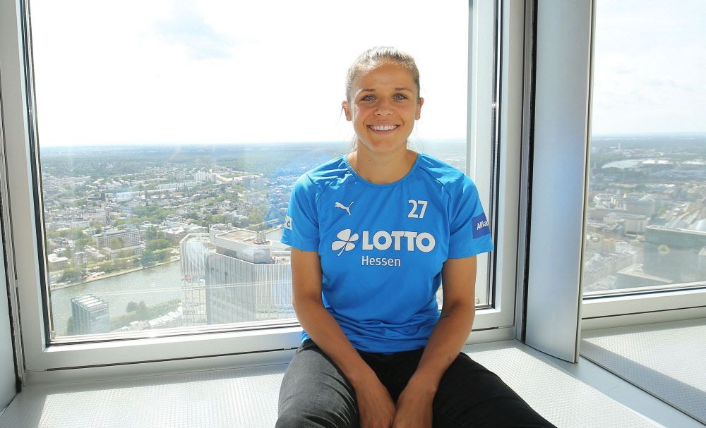 "Kick it like Beckham": Laura Feiersinger und der Becks aus Pappe ...