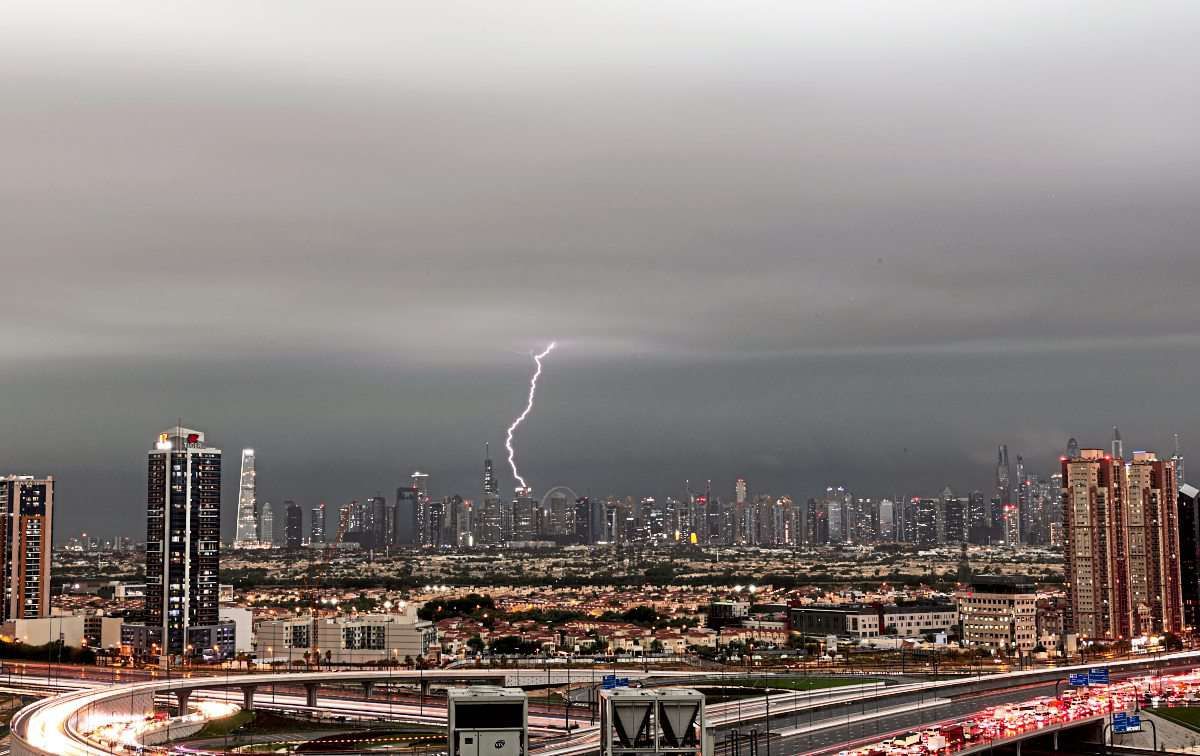 Hochwasser in Vereinigten Emiraten und Oman trifft auch Flughafen Dubai - Weltchronik ...