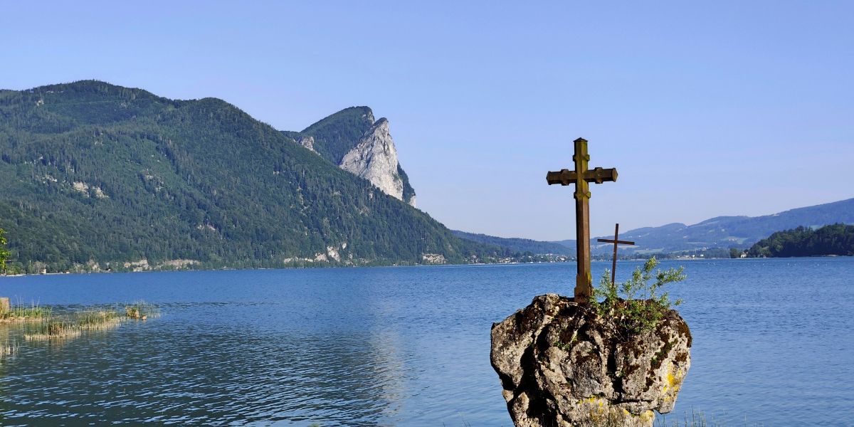 Wie kann der Mondsee einer einzigen Frau gehören? - Podcast - derStandard.at › Podcast