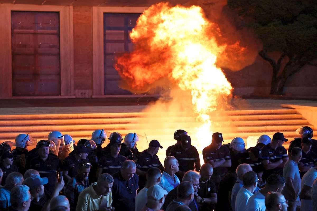 Schwere Antikorruptionsproteste in Albanien - Albanien - derStandard.at ...