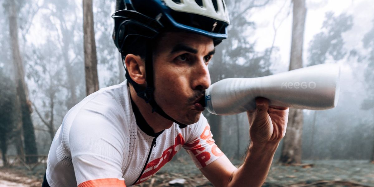 Eine Trinkflasche aus Titan, die sich quetschen lässt wie Plastik ...