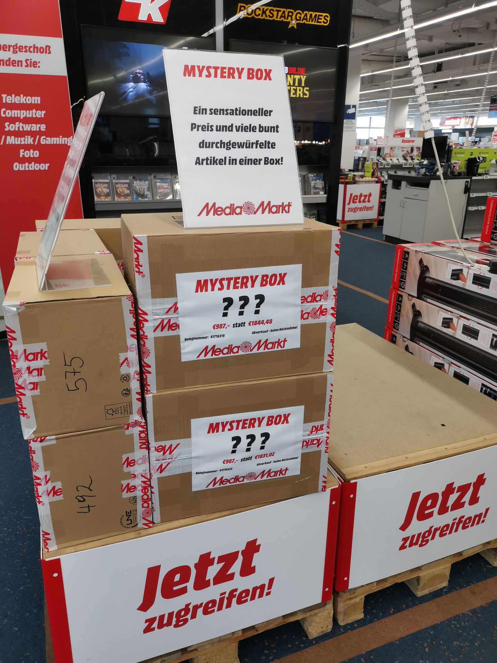 Mystery-Boxen im Media Markt: Das skurrile Geschäft mit teuren ...