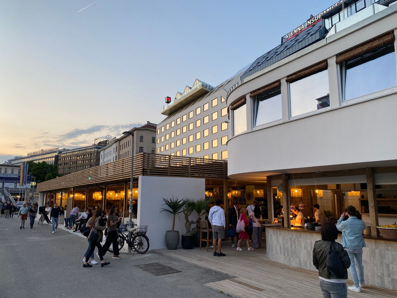 Gesalzene Preise und noch mehr Hummus: Aus Tel Aviv Beach wurde Neni am Wasser - Essen & Trinken ...